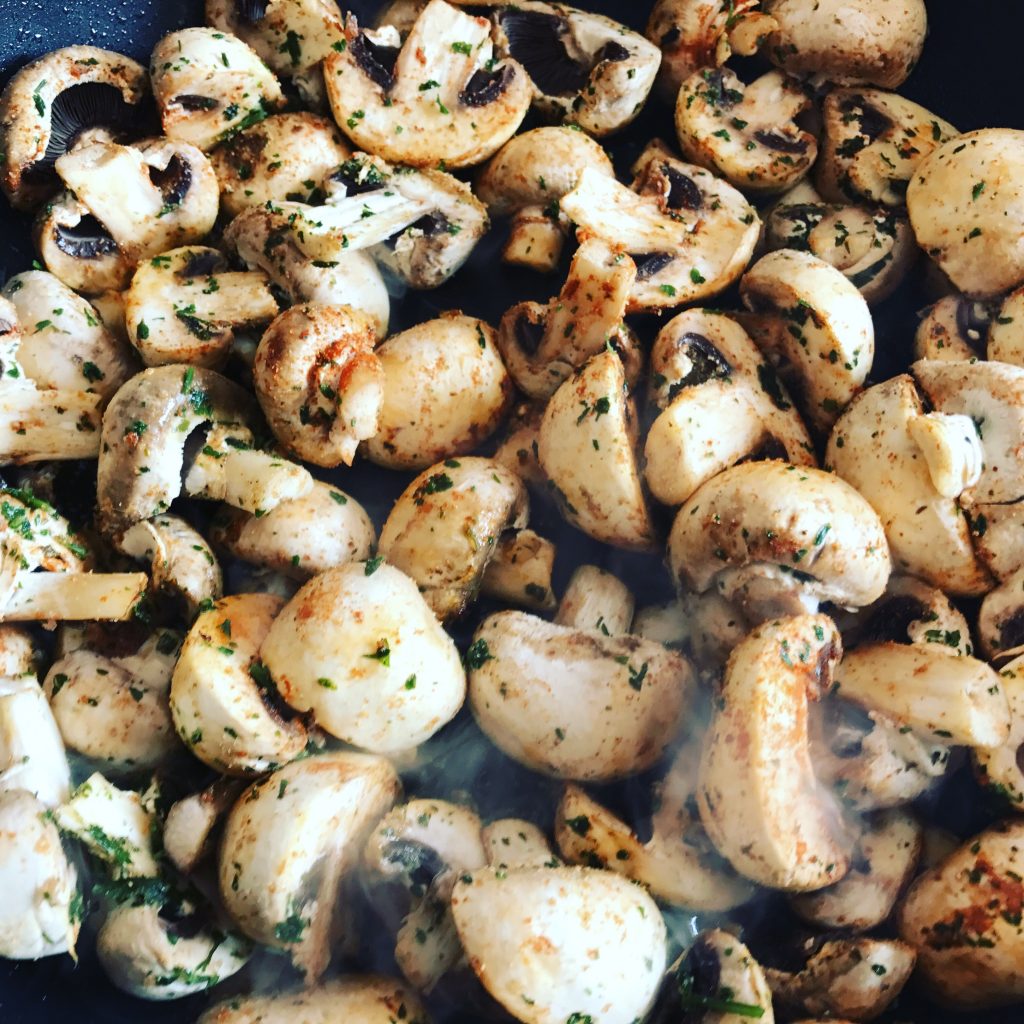 Champignons Kräuter Pfanne mit Knoblauch Dip - Zu Faul Zum Kochen